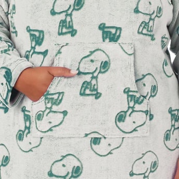 Peanuts | Tops | Disney Peanuts Snoopy Character Fleece Lounger With ...